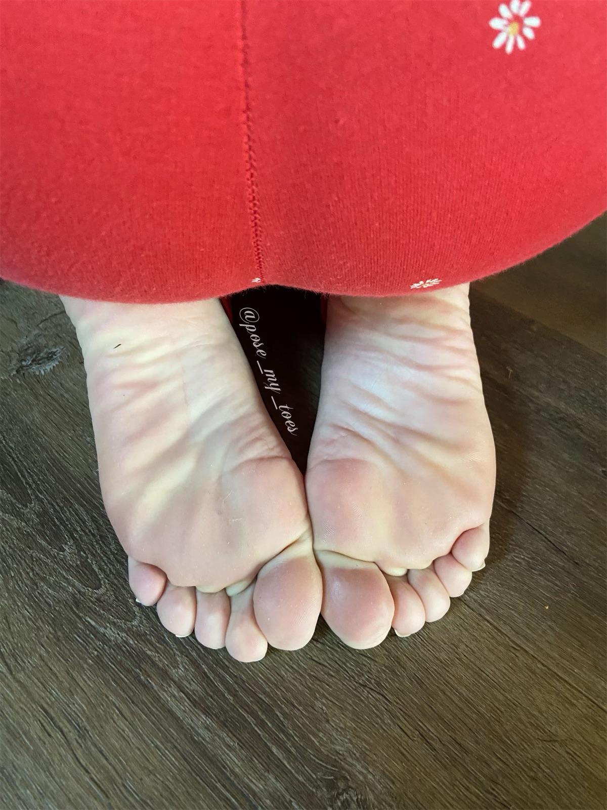 Tickle my wrinkly soles! 😉 | Scrolller