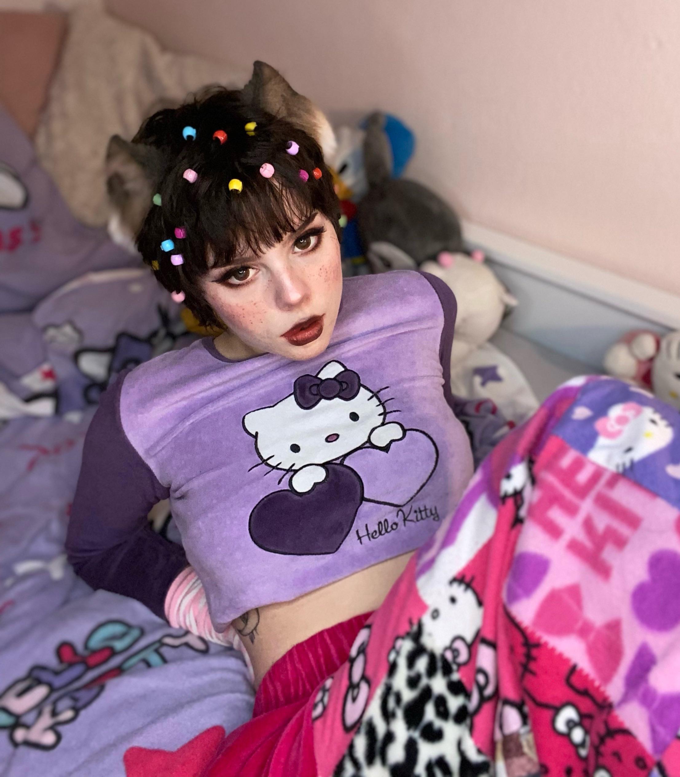 Pls pet me ~ [self] | Scrolller