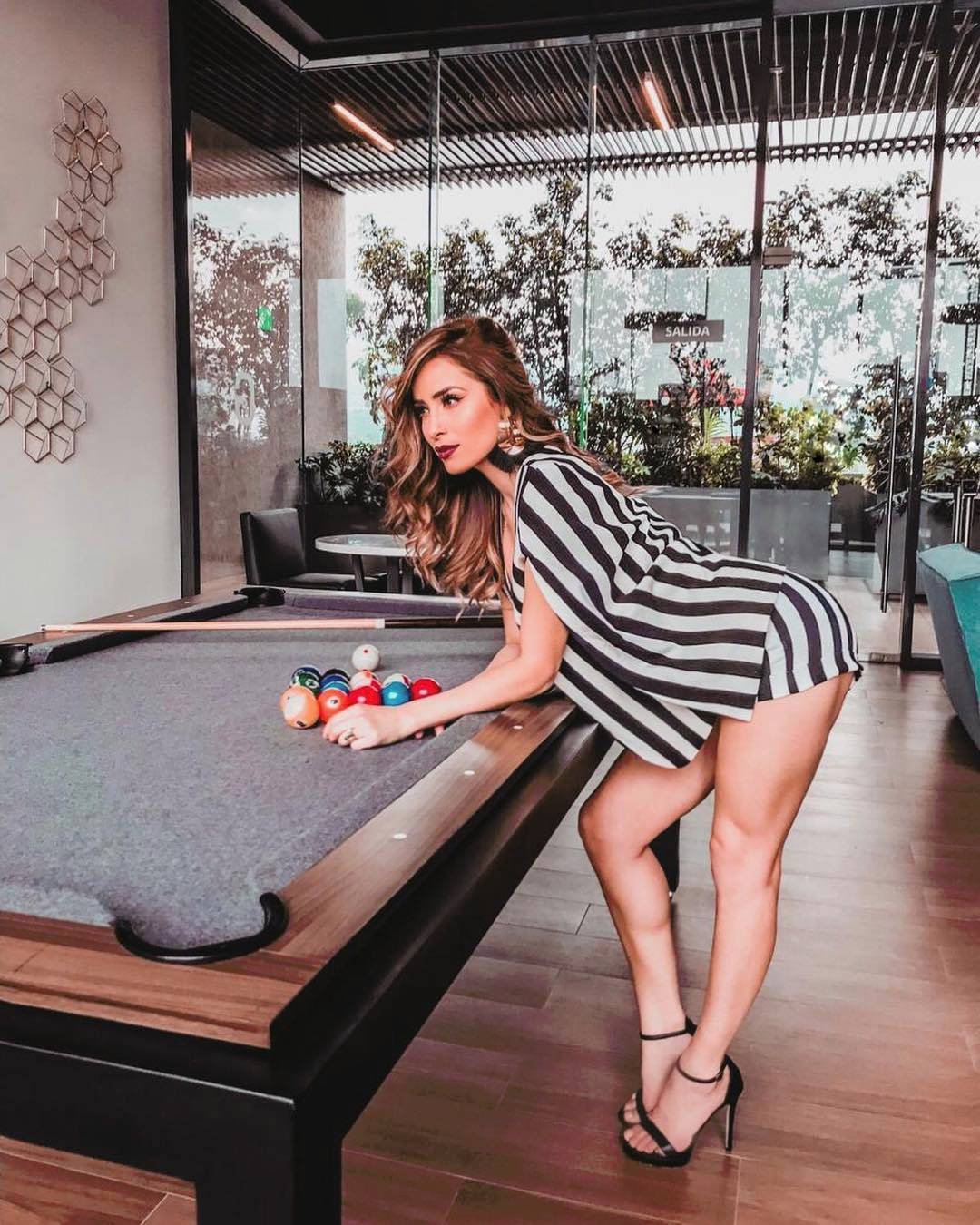 Pool table | Scrolller