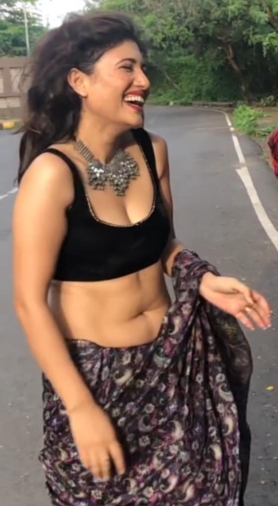 Poonam Rajput huge belly and deep navel in black sleeveless blouse and saree | Scrolller