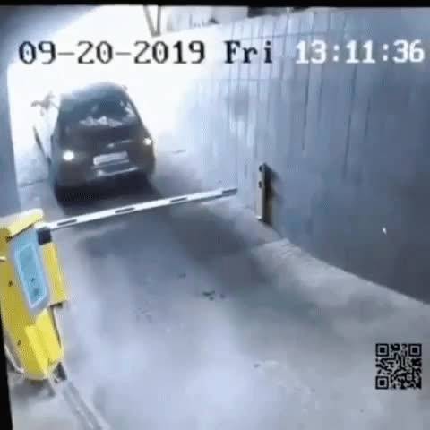 Backing up through a lowered gate | Scrolller