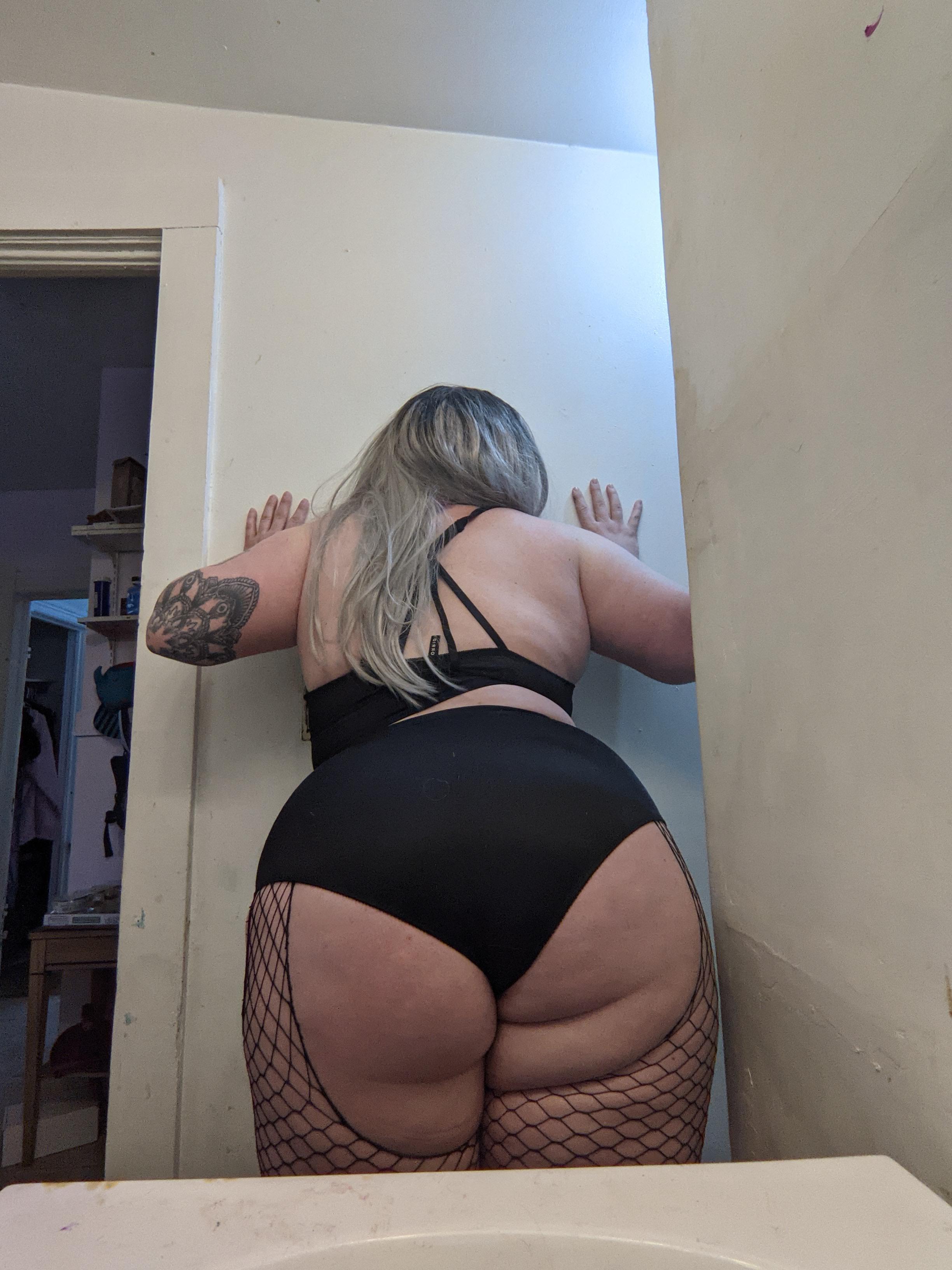 Press me into the wall 🥵 | Scrolller