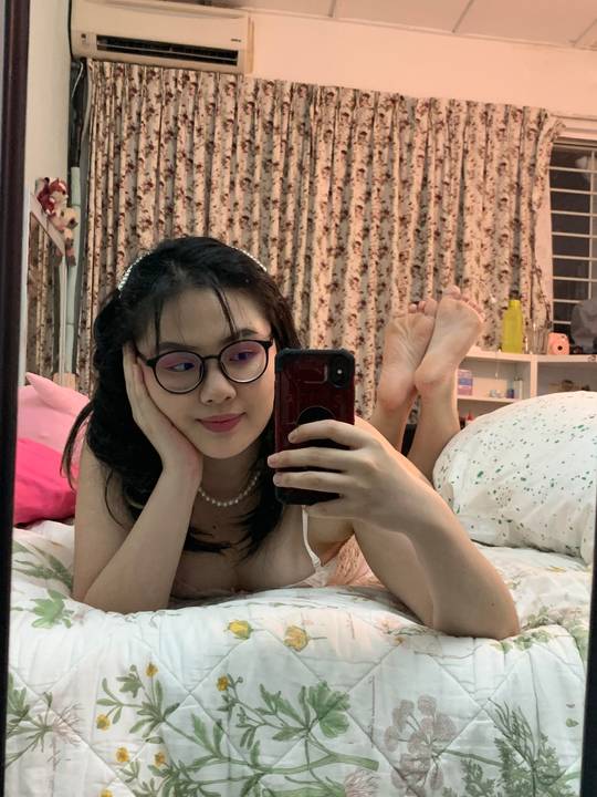 Pretty Girl Pretty Feet Scrolller