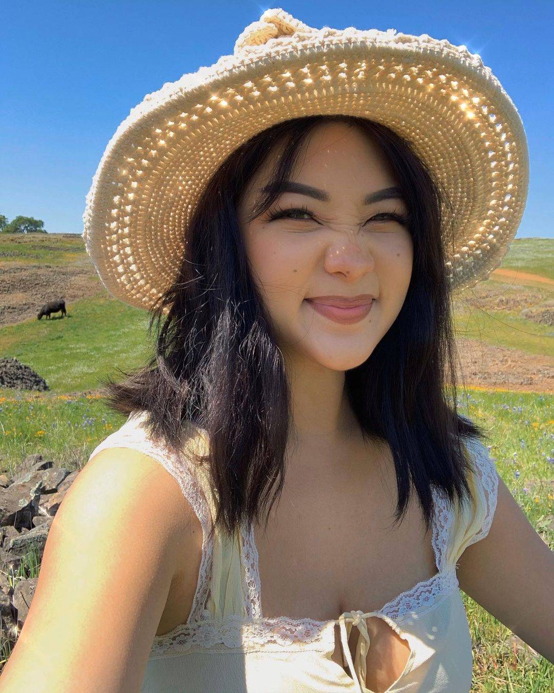 Pretty in a sunhat | Scrolller