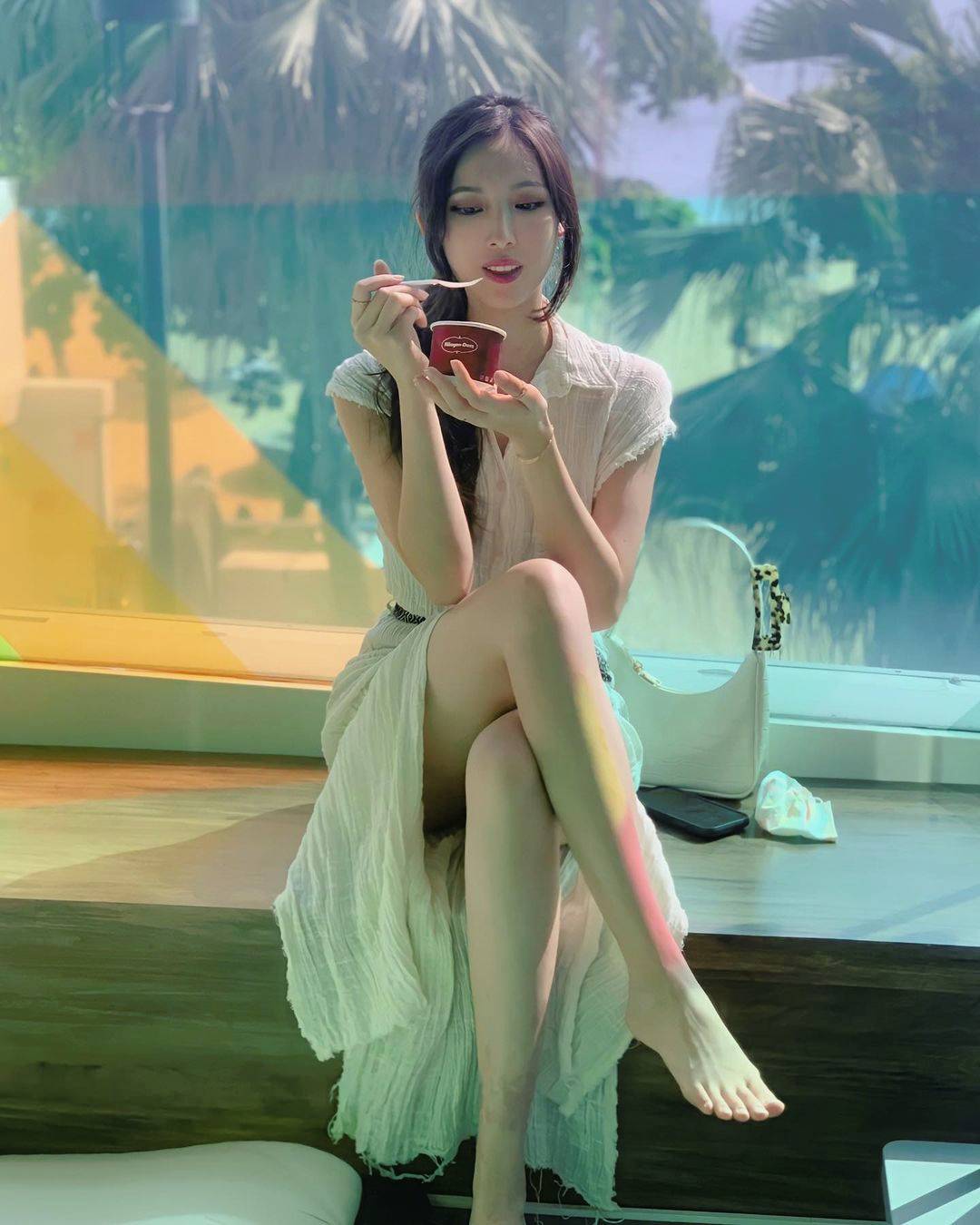 Pretty legs and ice cream | Scrolller