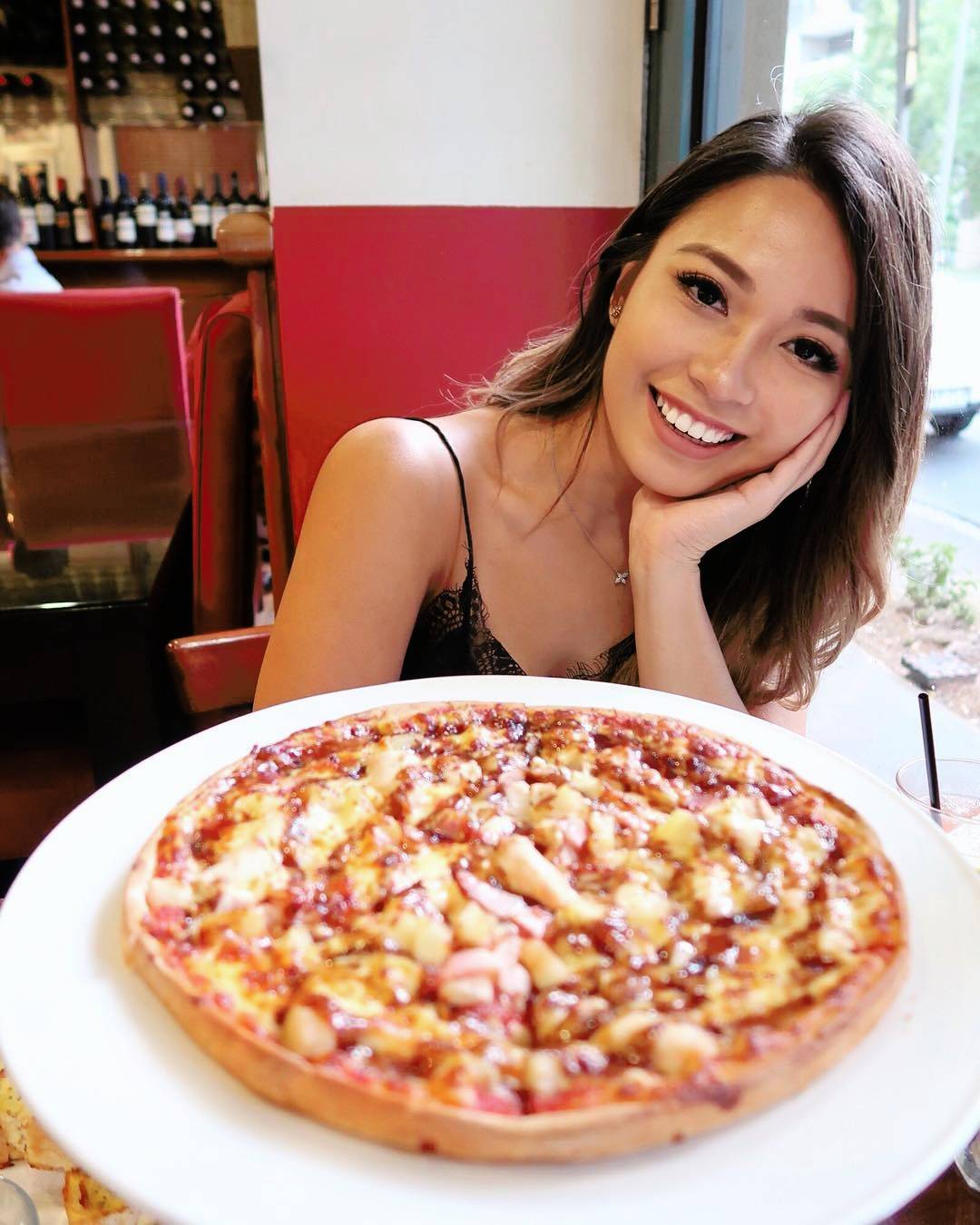 Pretty with a pizza | Scrolller