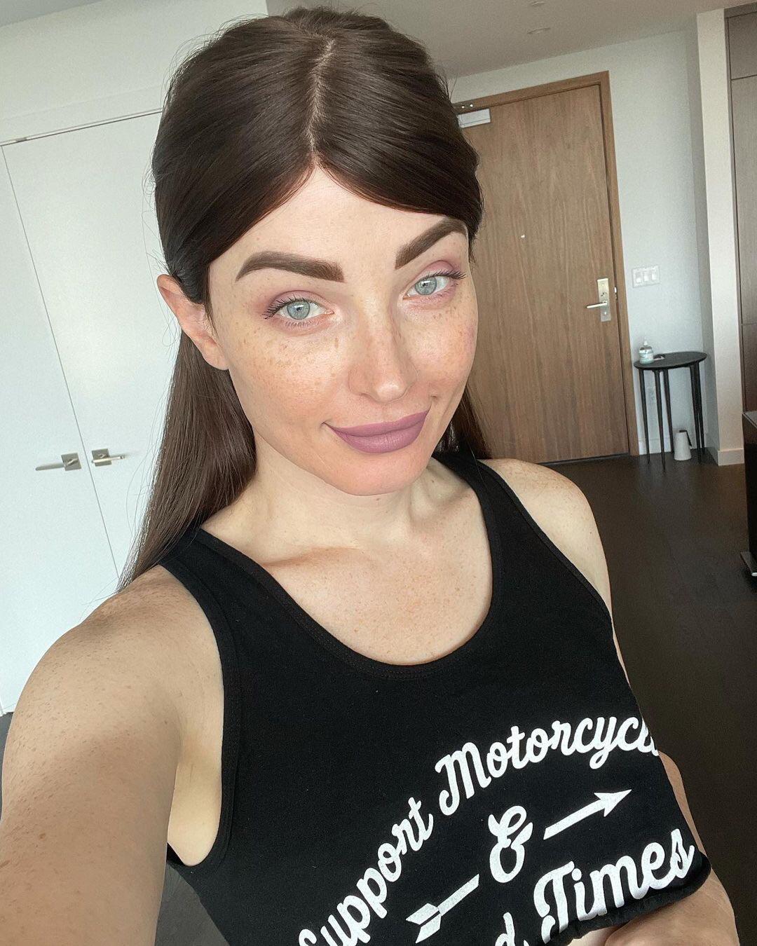 Pretty with minimal makeup | Scrolller