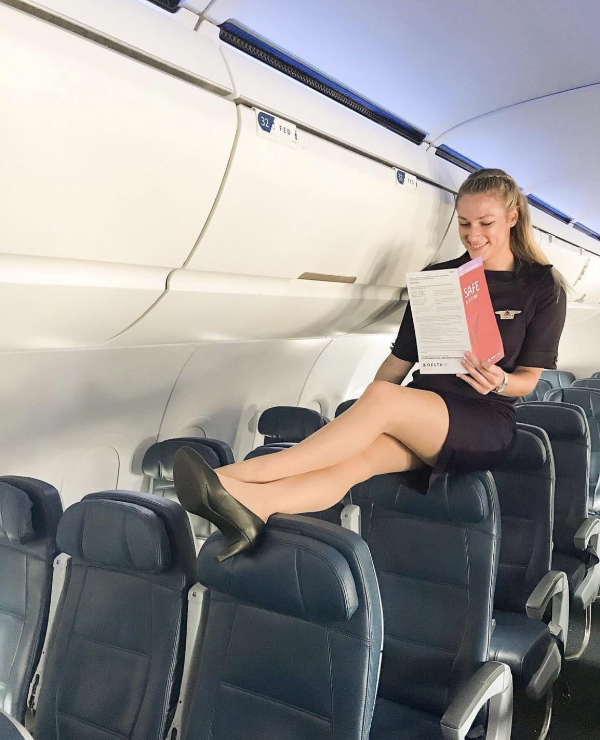 Professional model used for display. Please do not try this on any Delta flight | Scrolller