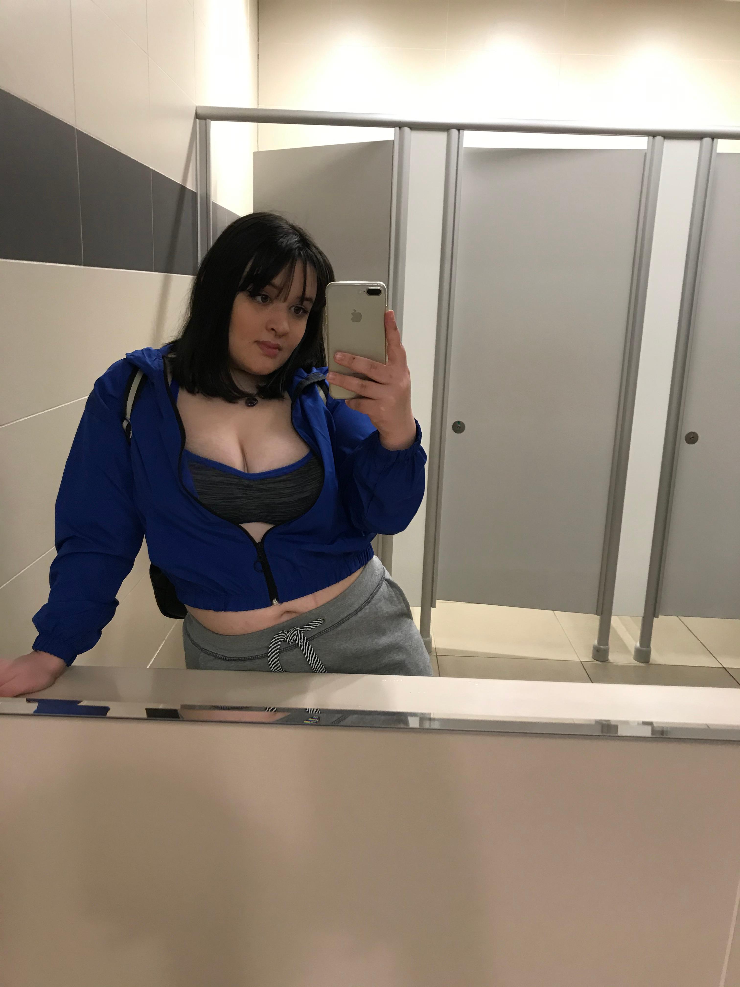 Public restroom MOOD | Scrolller