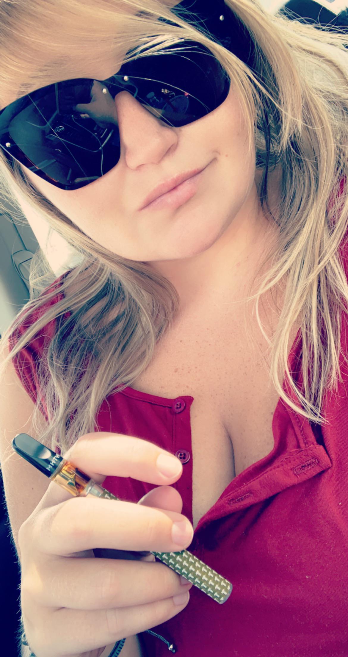 Discover more like 420_Girls: Puff puff 💨 and Related Content | Scrolller