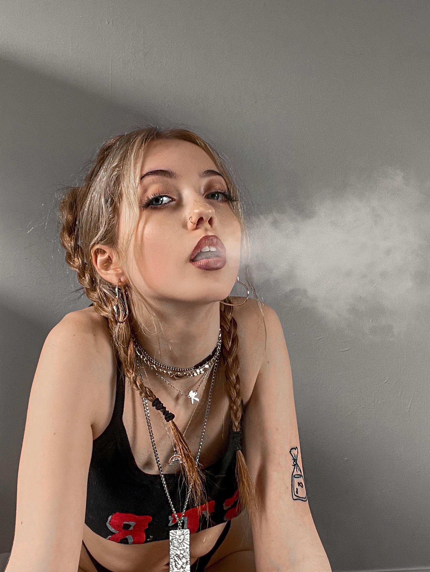 Puff puff pass ;) 🥴🍾🤍 | Scrolller