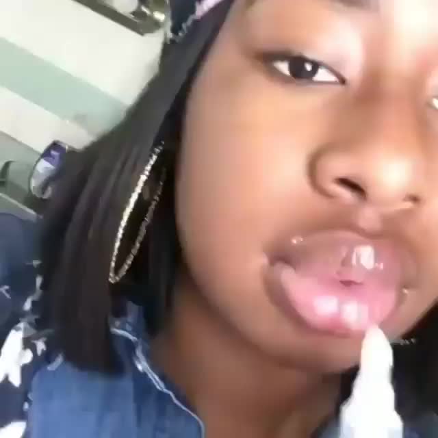 Putting on lip gloss | Scrolller