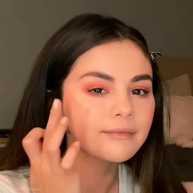 Putting on makeup | Scrolller