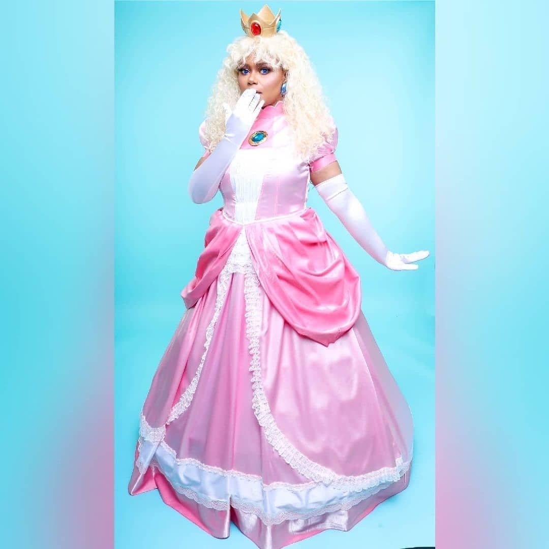 Queen E Cosplays as Princess Peach | Scrolller