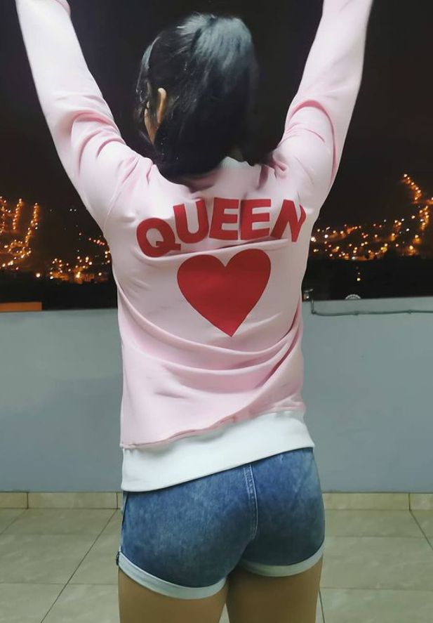 Queen in short shorts | Scrolller