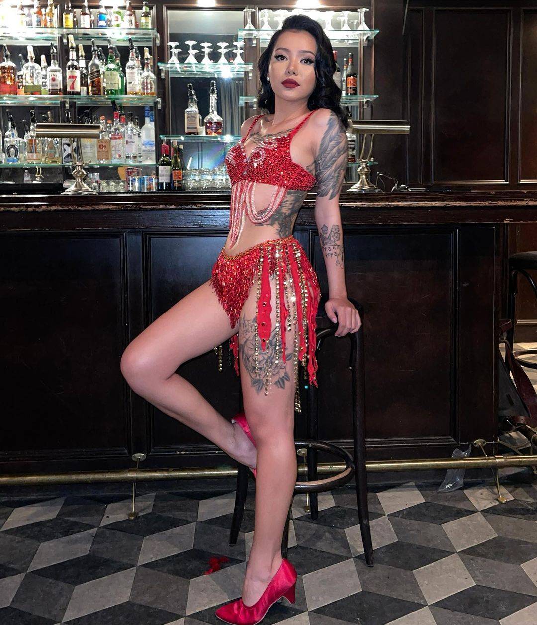 Queen pt 2 | Scrolller