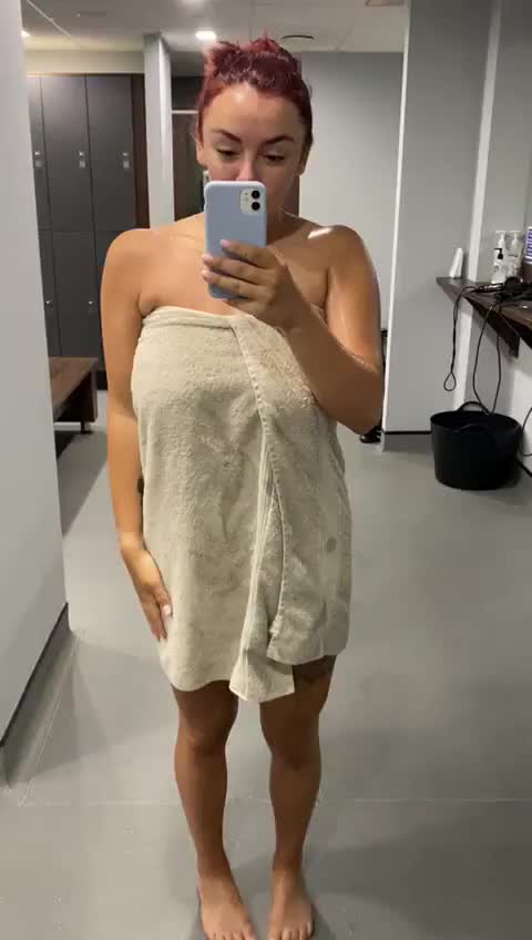 Towels hide everything pretty well 😇 (but not from the girl who walked in during this!) [oc ...