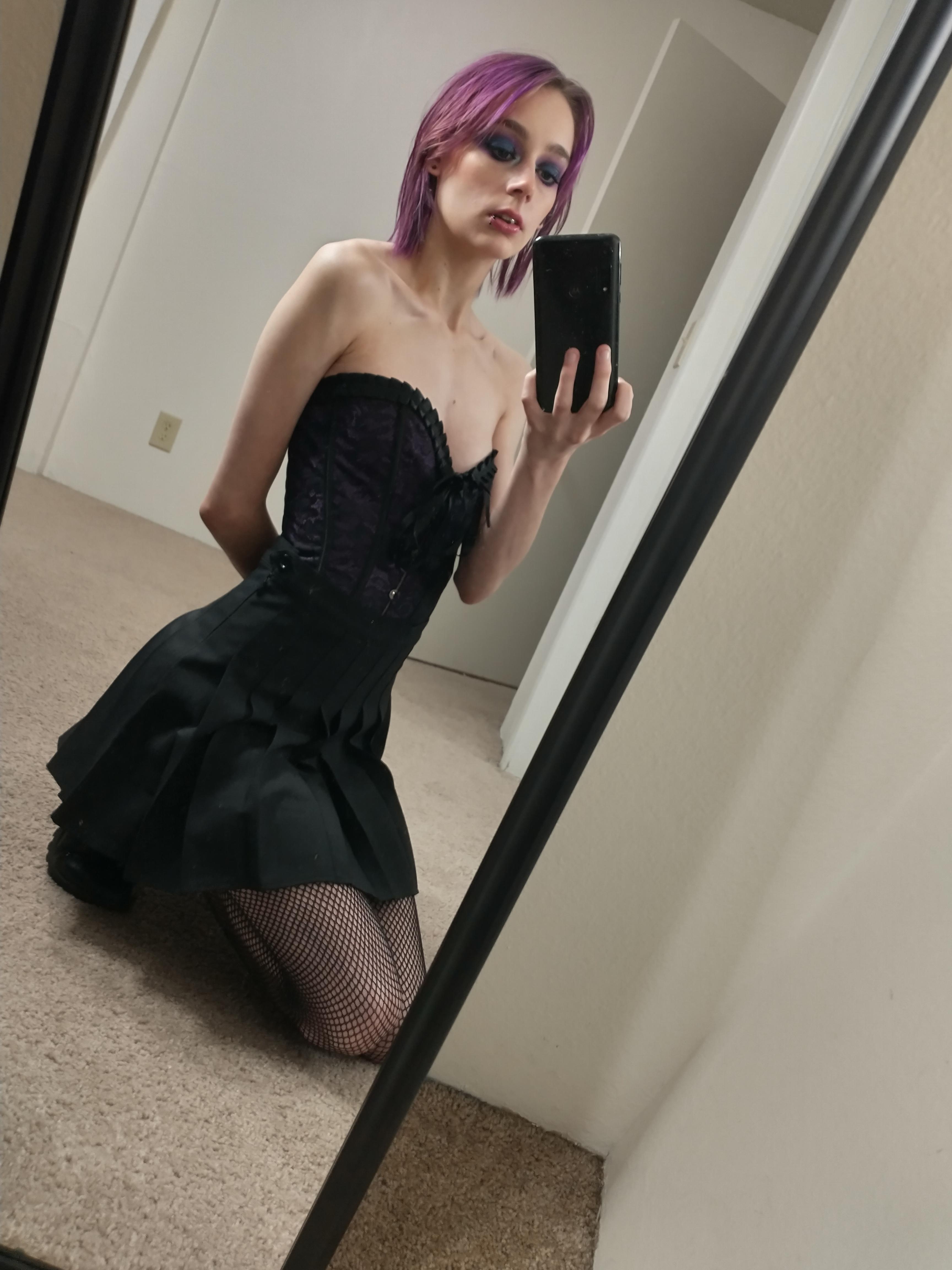 Quick mirror selfie in my favorite corset, let me know what you think | Scrolller