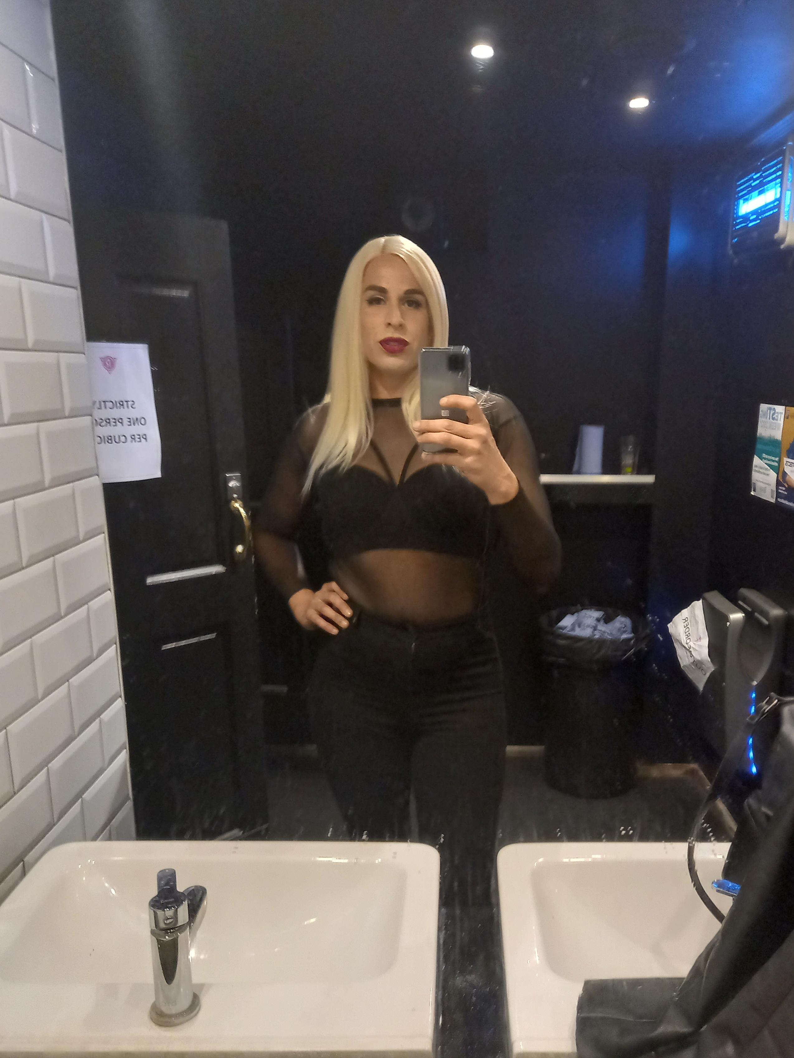 Quick mirror selfie in the ladies!! | Scrolller