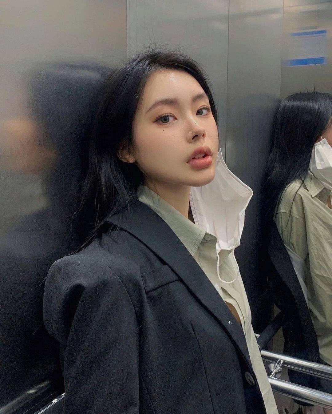 Quick photoshoot in the elevator | Scrolller