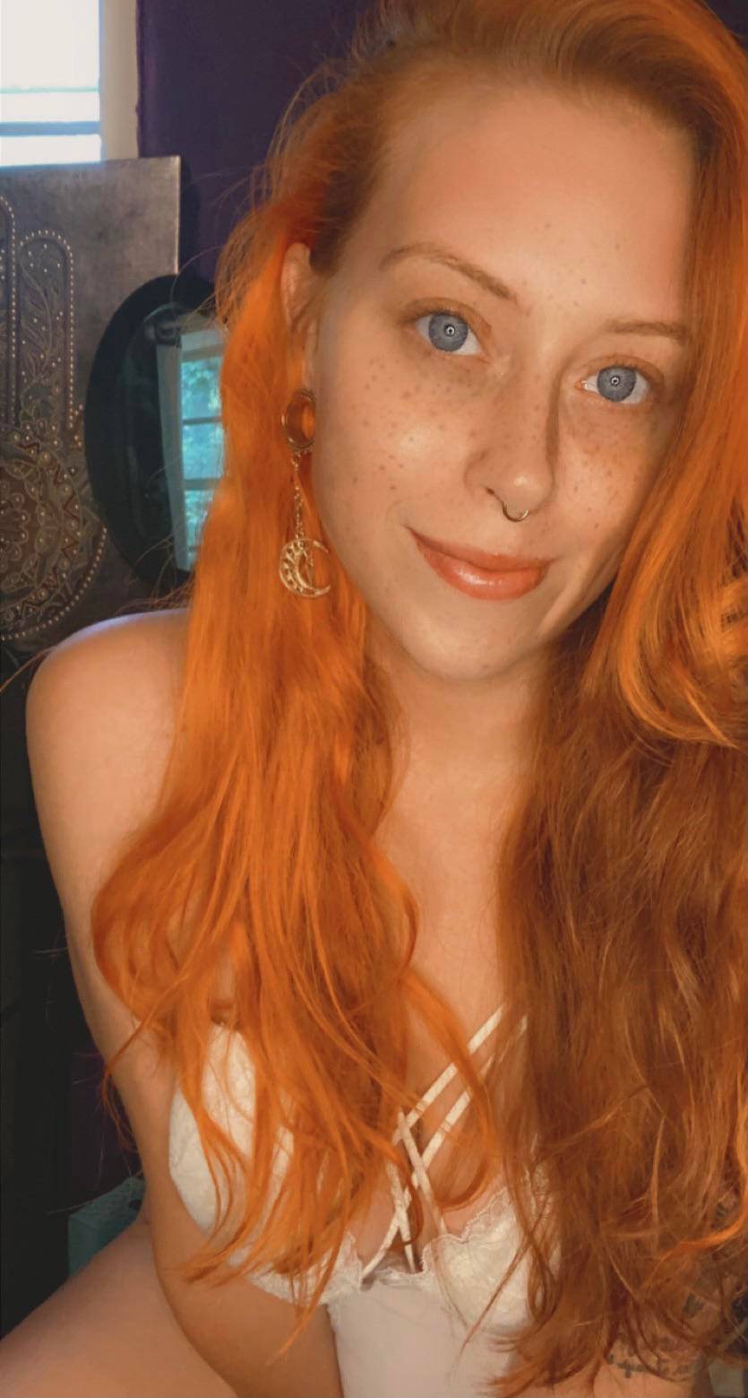 rain = stay inside and take selfies 😋 | Scrolller