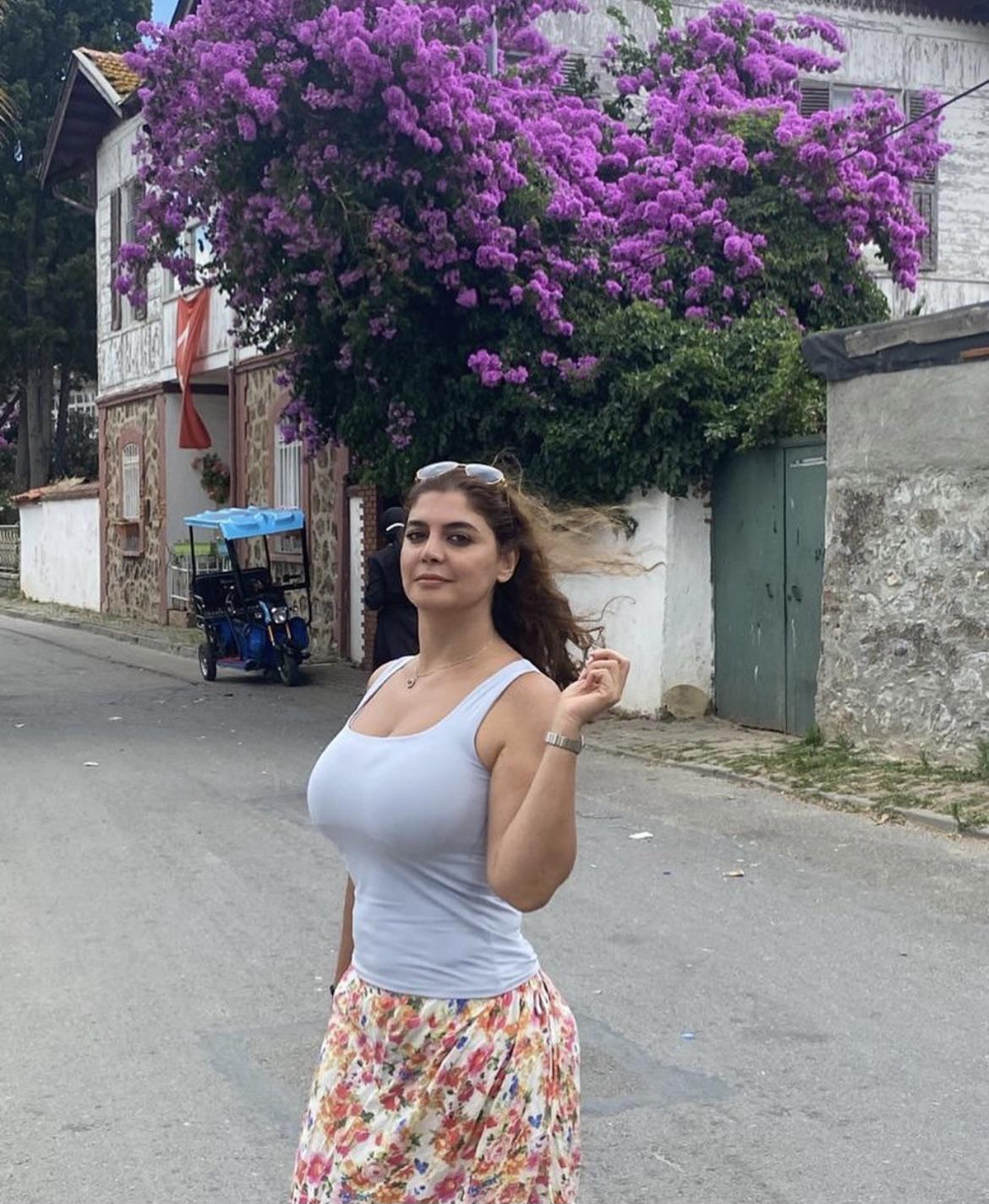 Rate this one of heavy tits | Scrolller