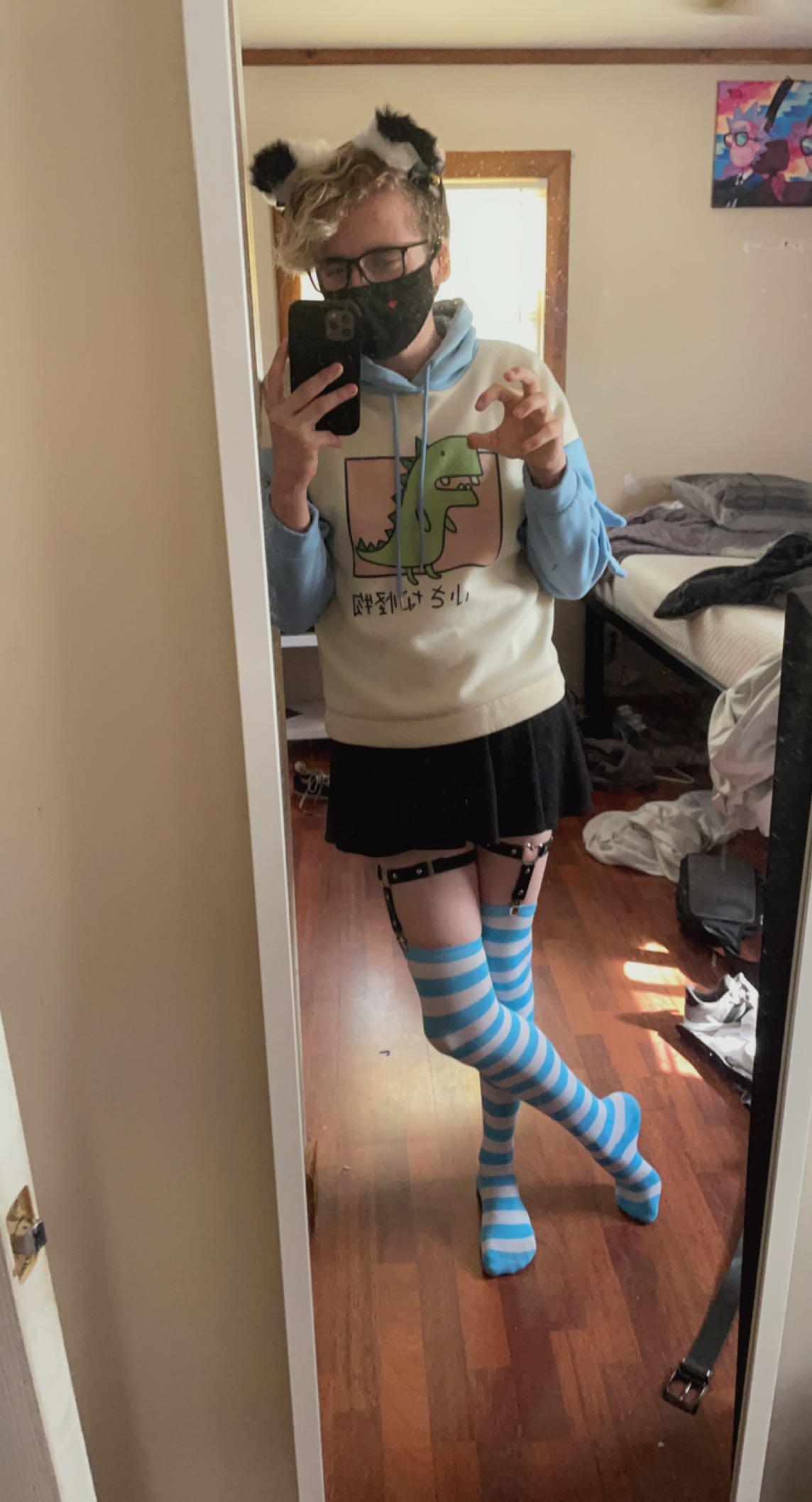 Rawr :3 (ik I look dumb but this is outfit for day) | Scrolller
