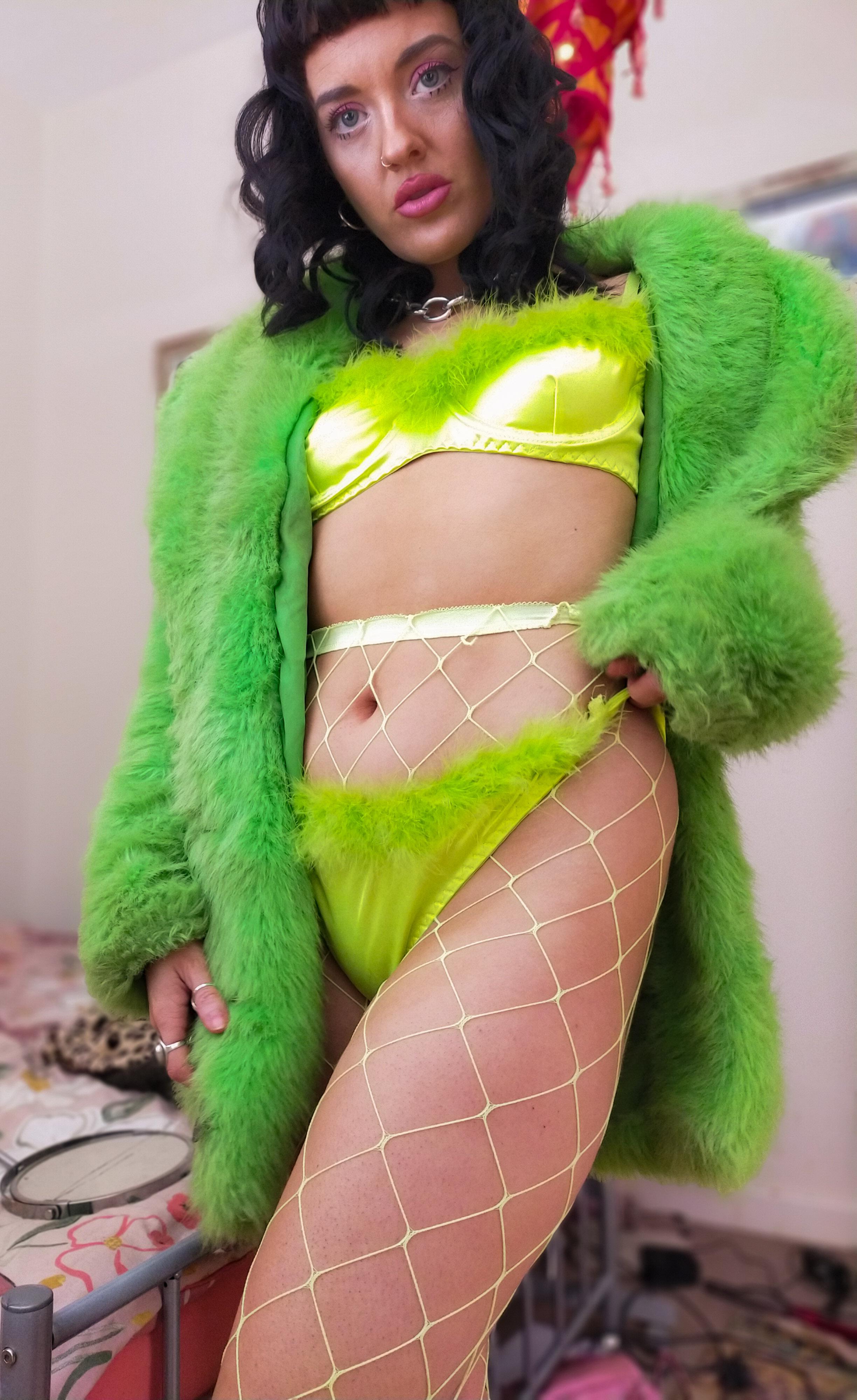 Really working the grinch chic look 🥑 | Scrolller