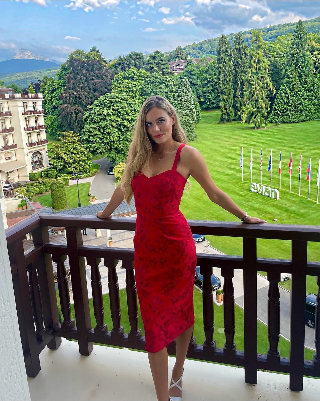 Red Dress Scrolller