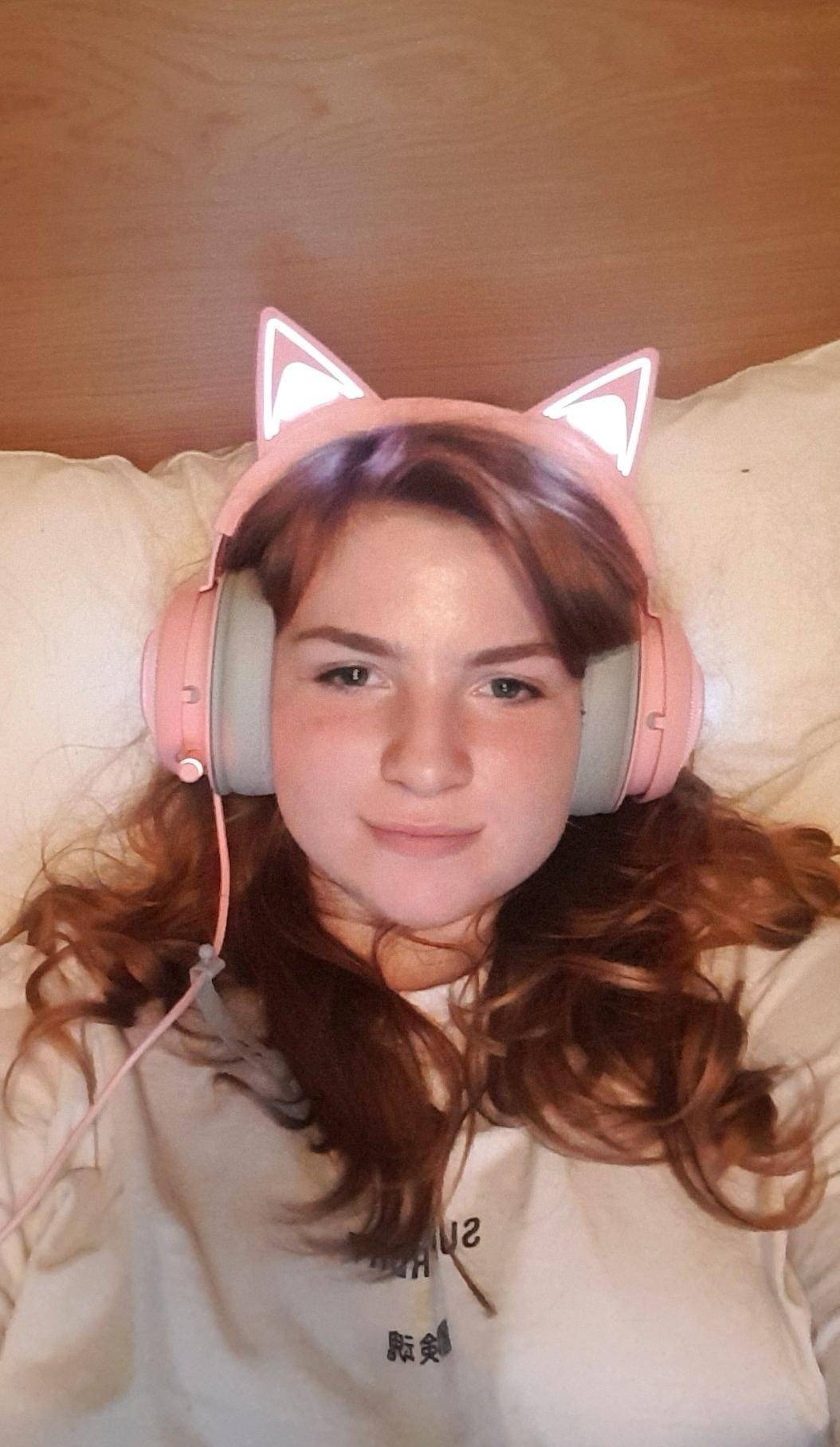 Red hair and new headphones ^-^ | Scrolller