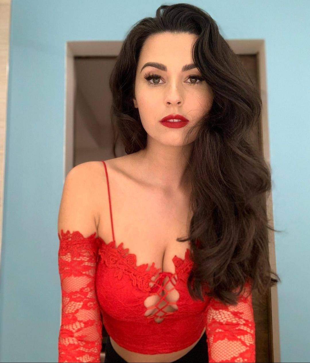 Red lips | Scrolller