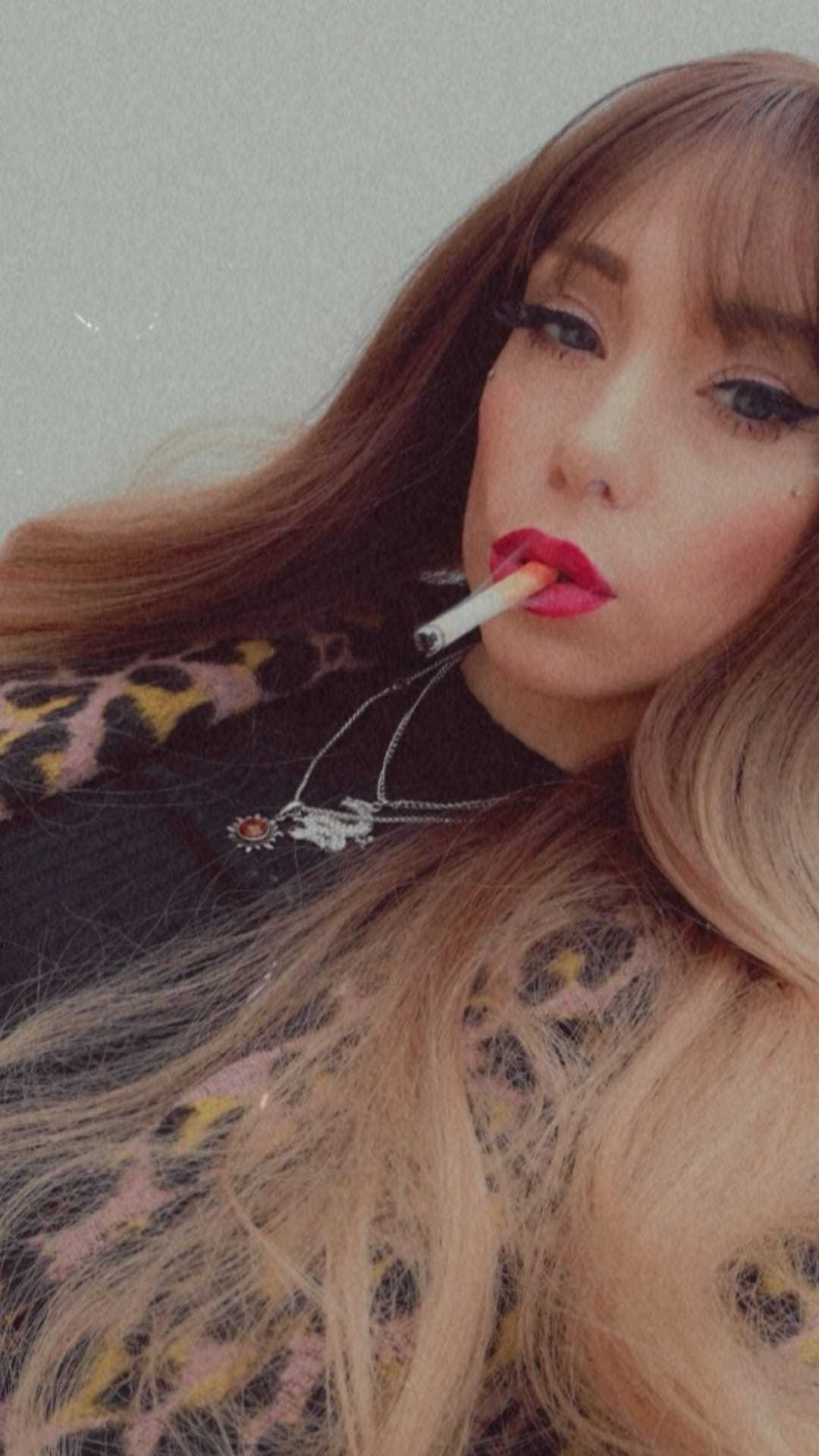 Red lips staining my cigarette | Scrolller