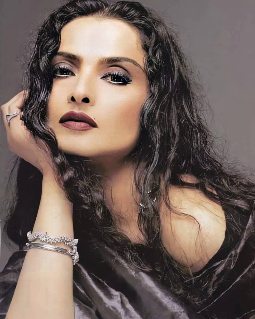 Rekha wants you in bed.....RIGHT NOW!!! | Scrolller