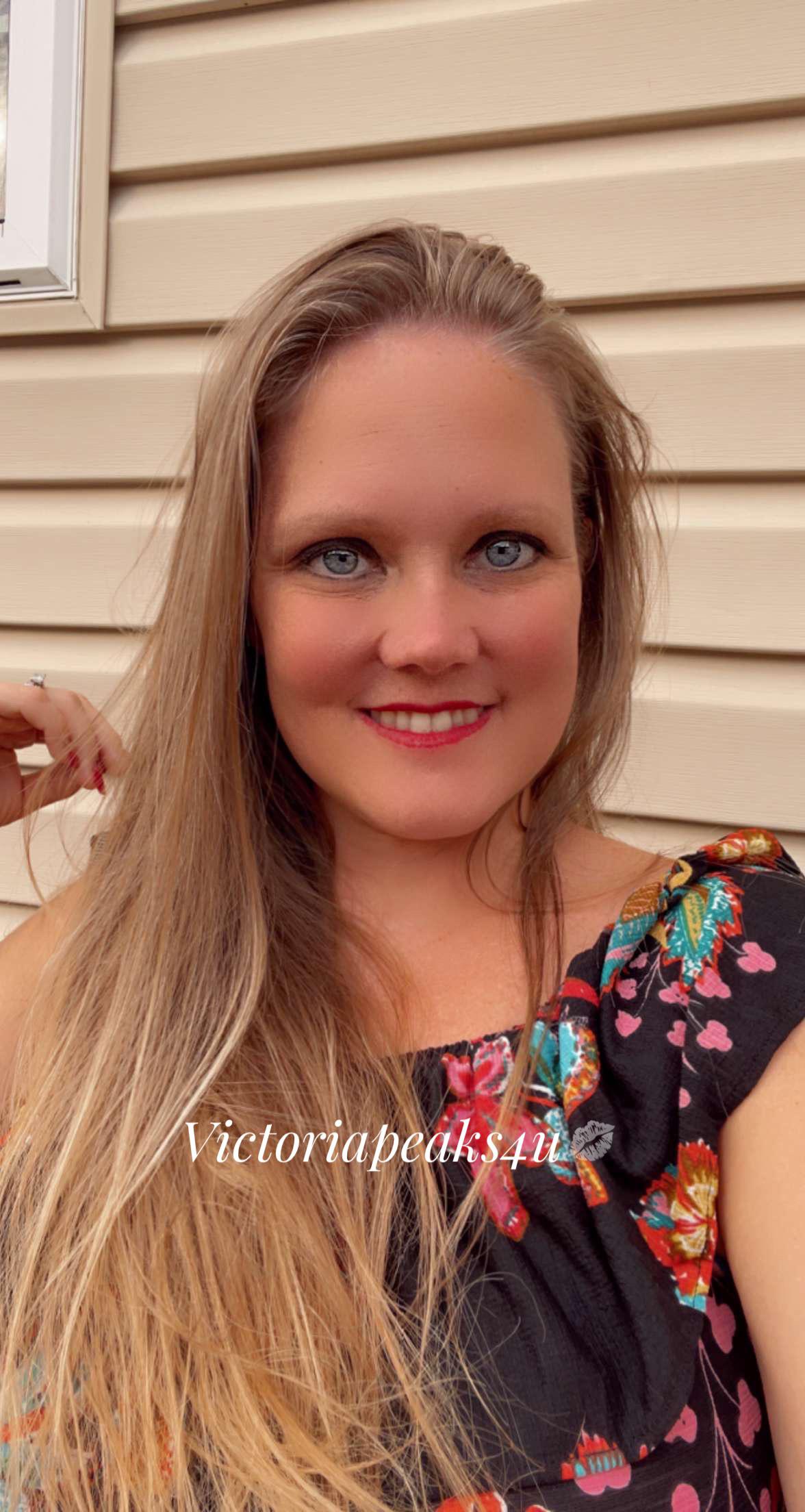 Relaxing on my porch💋 | Scrolller