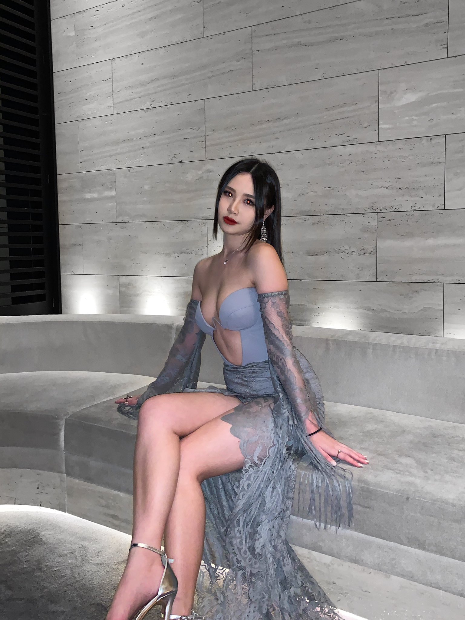 Revealing evening dress | Scrolller