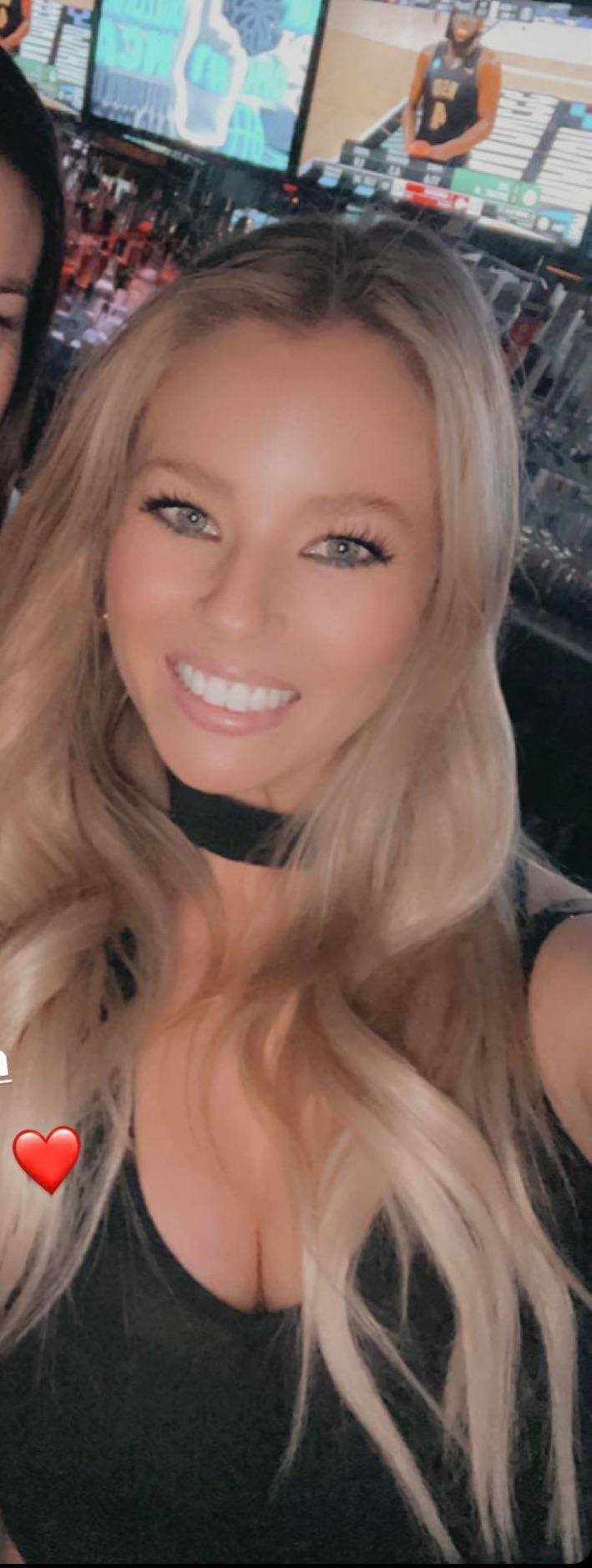 Blonde at the bar | Scrolller