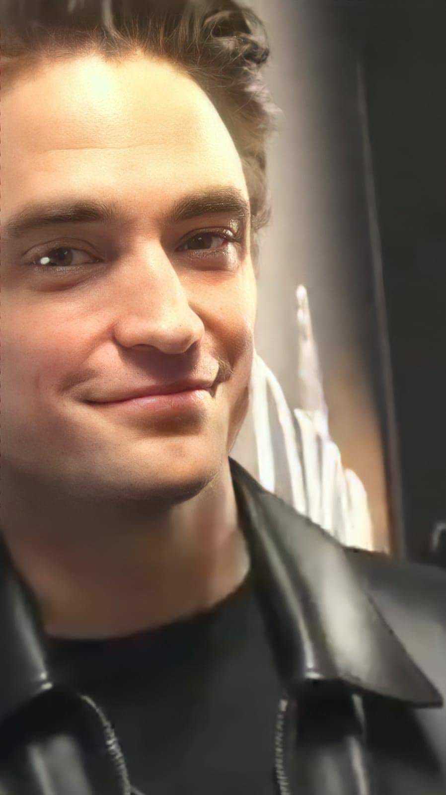 Robert Pattinson | Scrolller