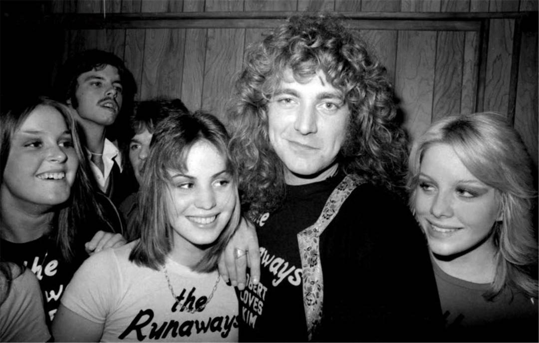 Robert Plant with Lita Ford, Joan Jett and Cherie Currie of the Runaways, circa 1976. | Scrolller