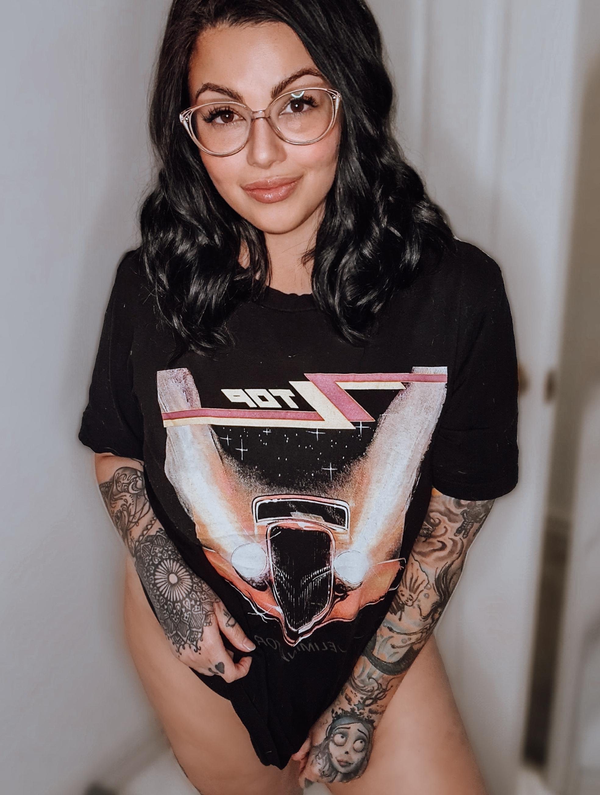 Rocker Filipina/Aussie. | Scrolller