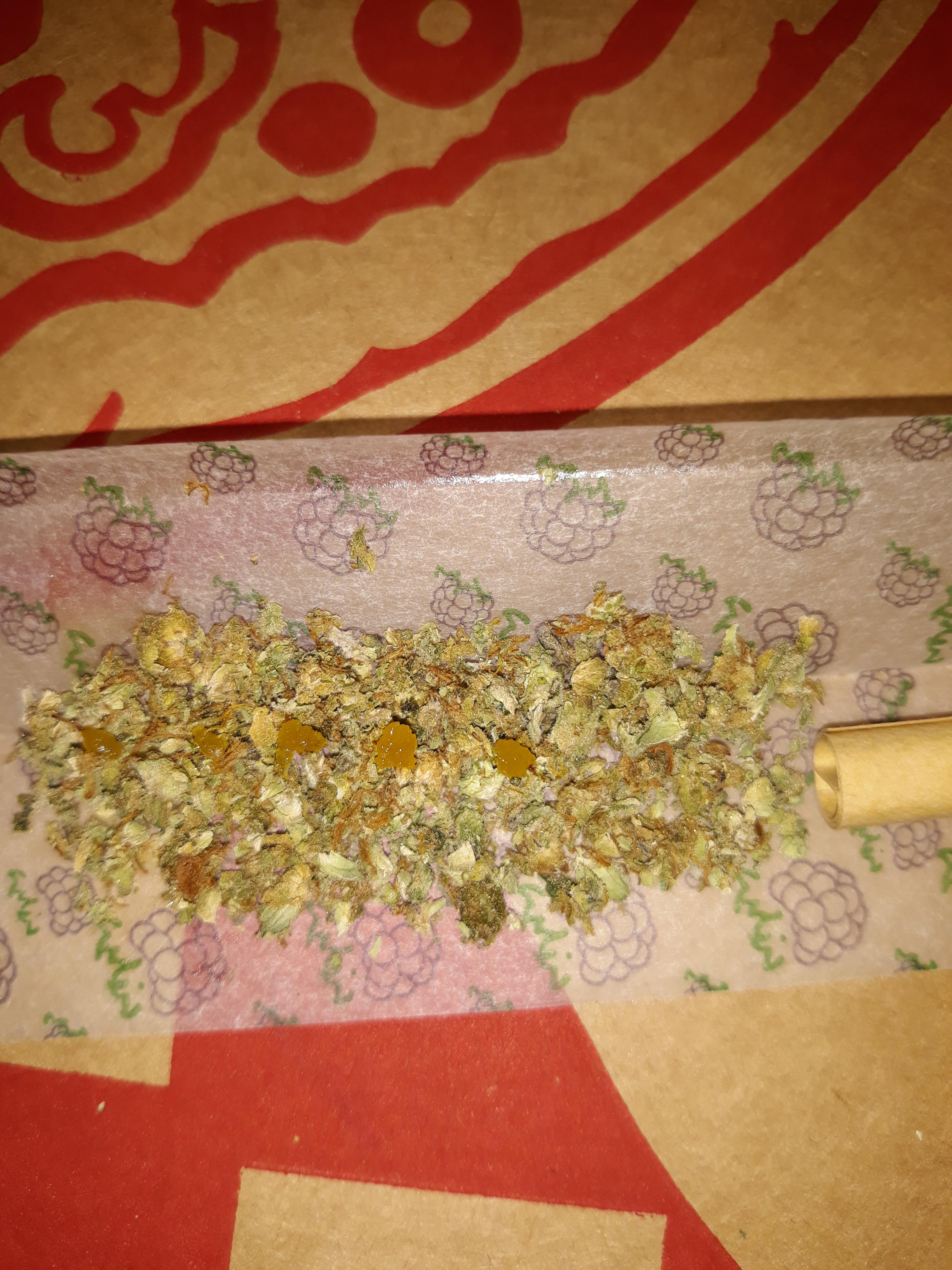 Rolled a J with live resin sugar balls in the middle | Scrolller