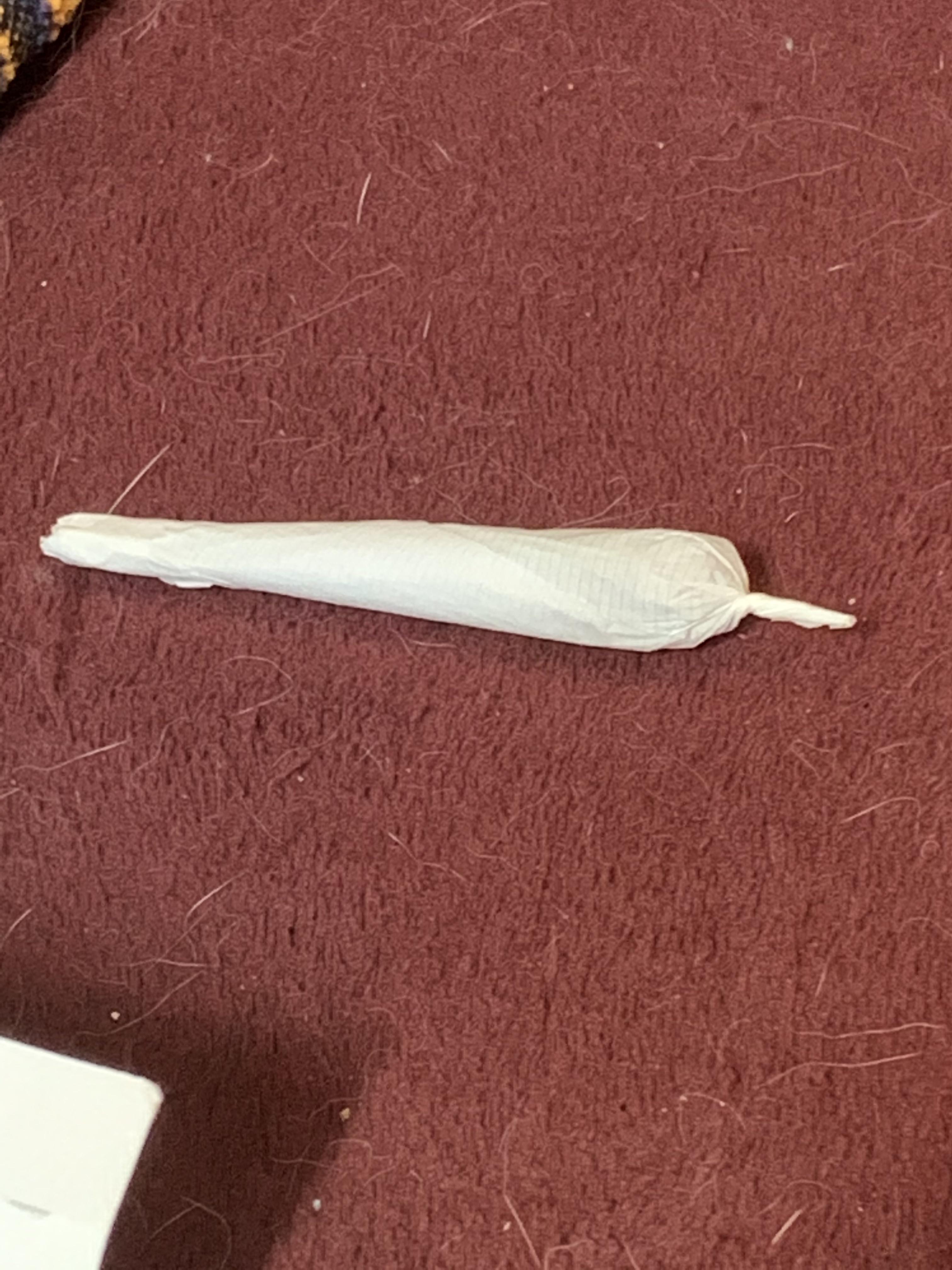 rolling tips? this is the best joint i've ever rolled but its still pretty shitty 😭 | Scrolller