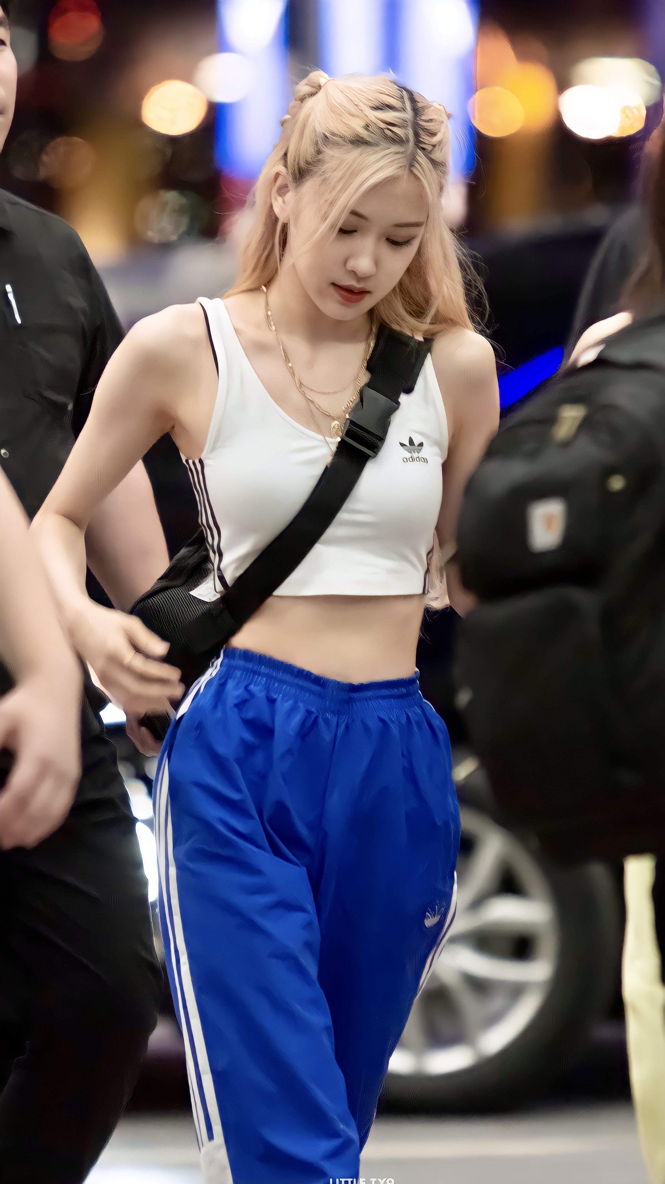 Rosé Scrolller