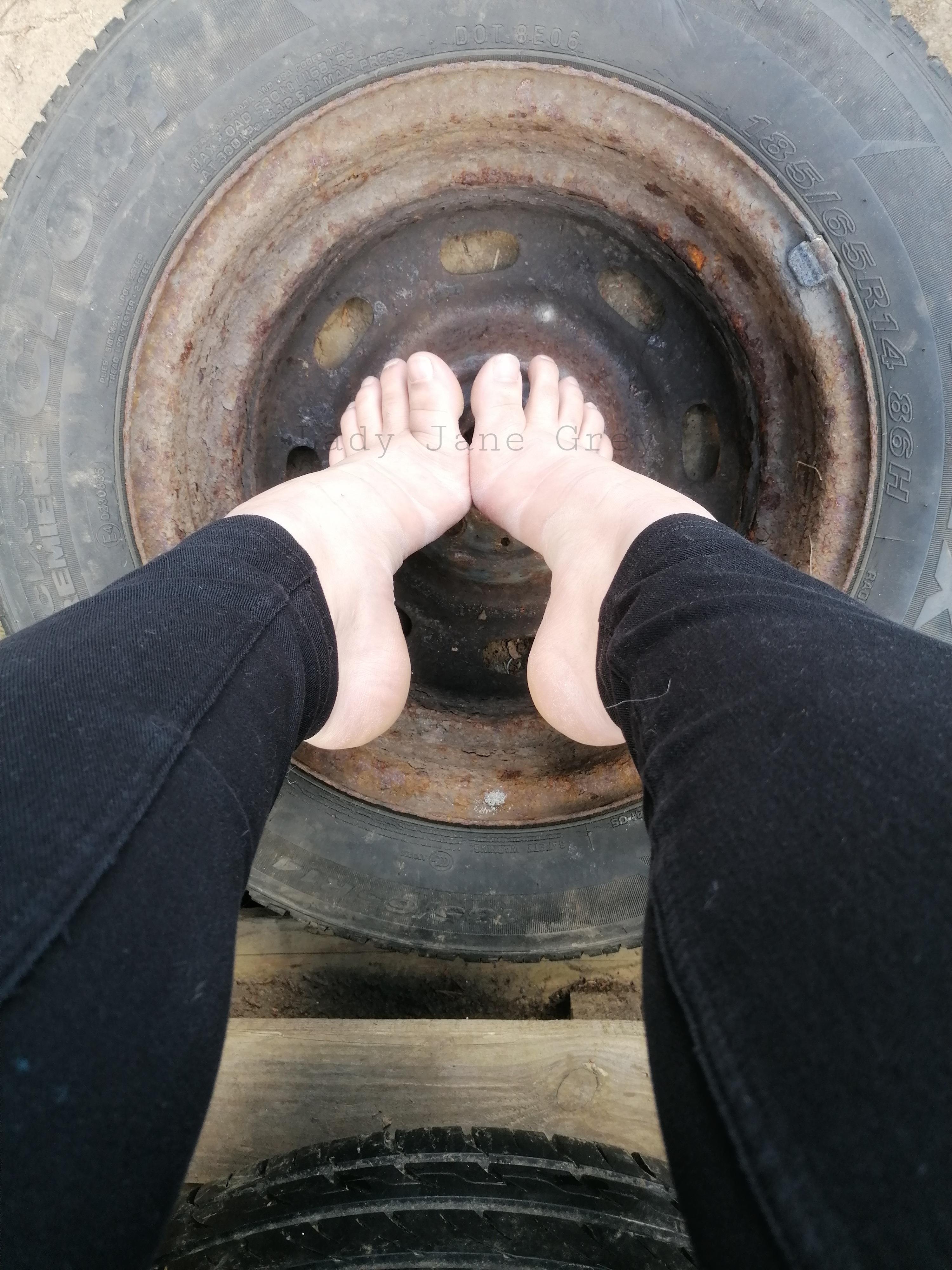 Rub my sore feet | Scrolller