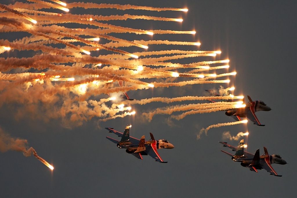 'Russian Knights' Su-27s deploying flares [1024×682] | Scrolller