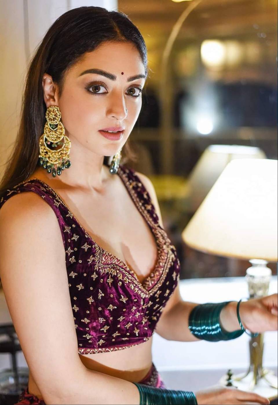 Sandeepa Dhar acting all traditional but we all know she's just cheekily asking fo it | Scrolller