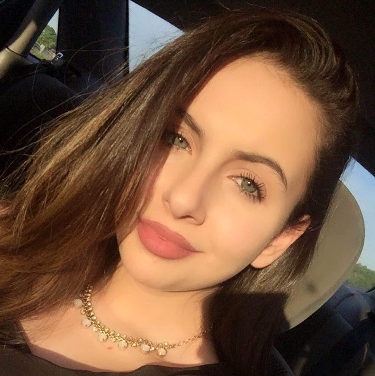 Sandy Andrews | Scrolller