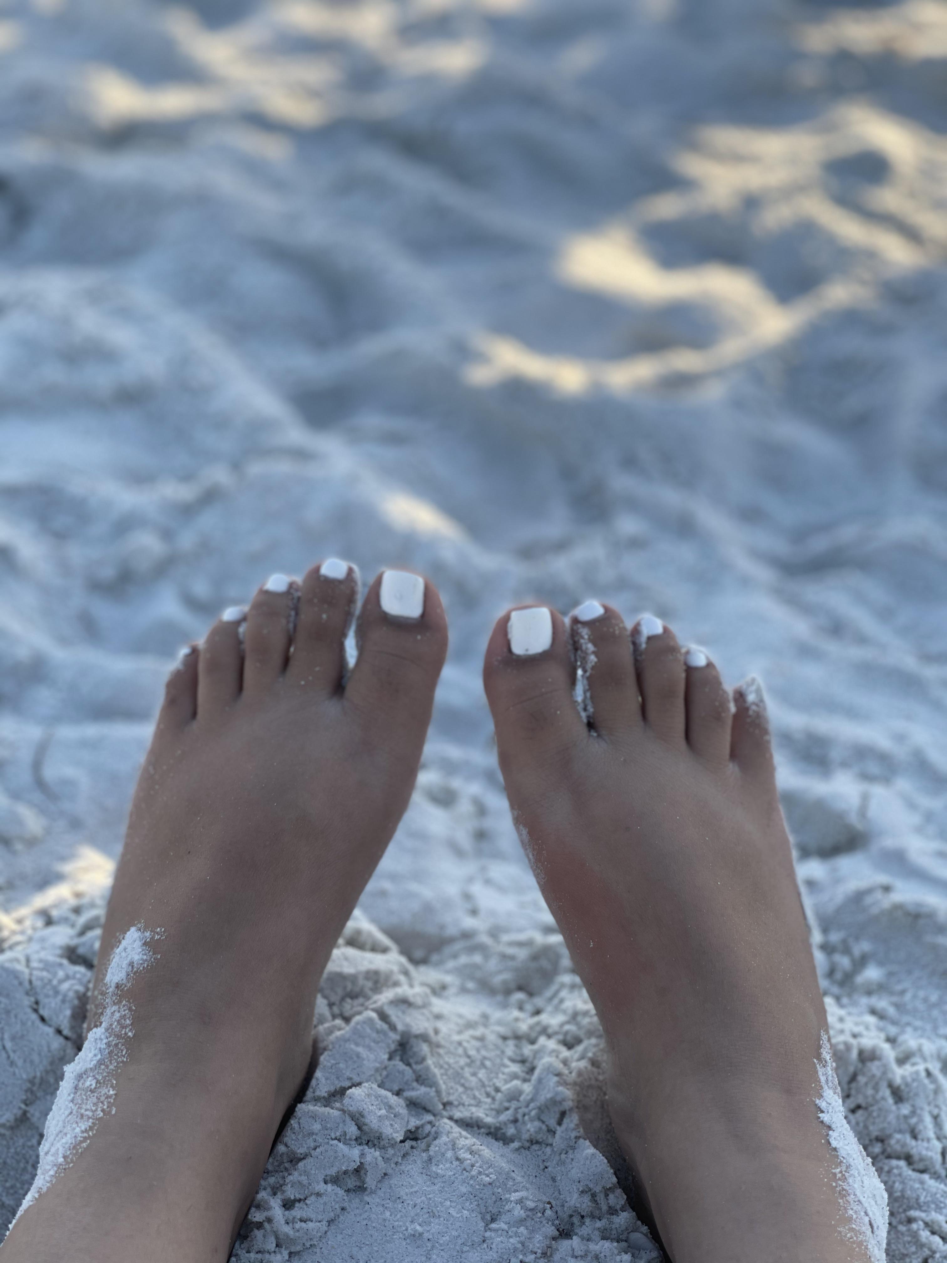 sandy feet :) | Scrolller