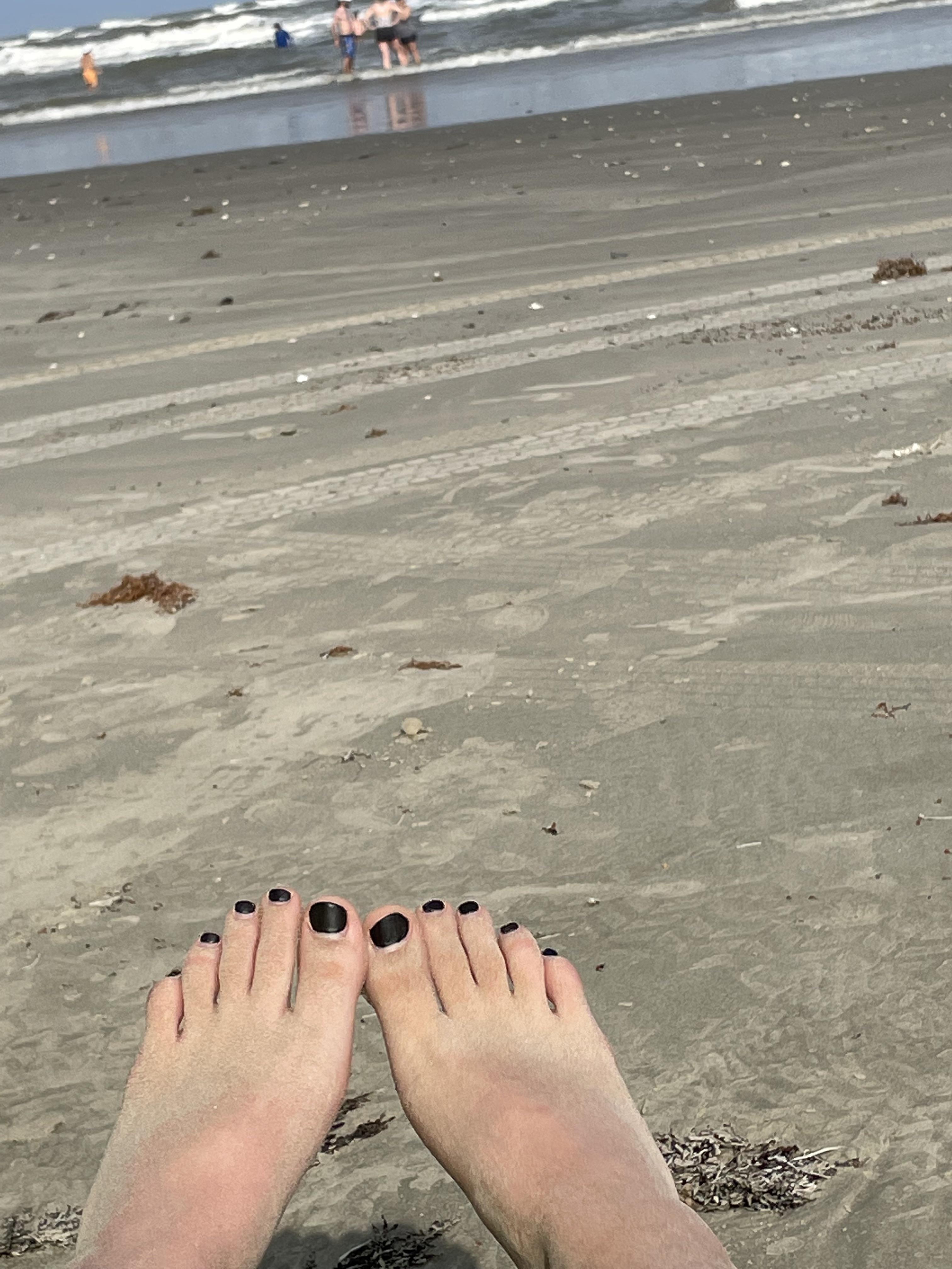 sandy feet | Scrolller
