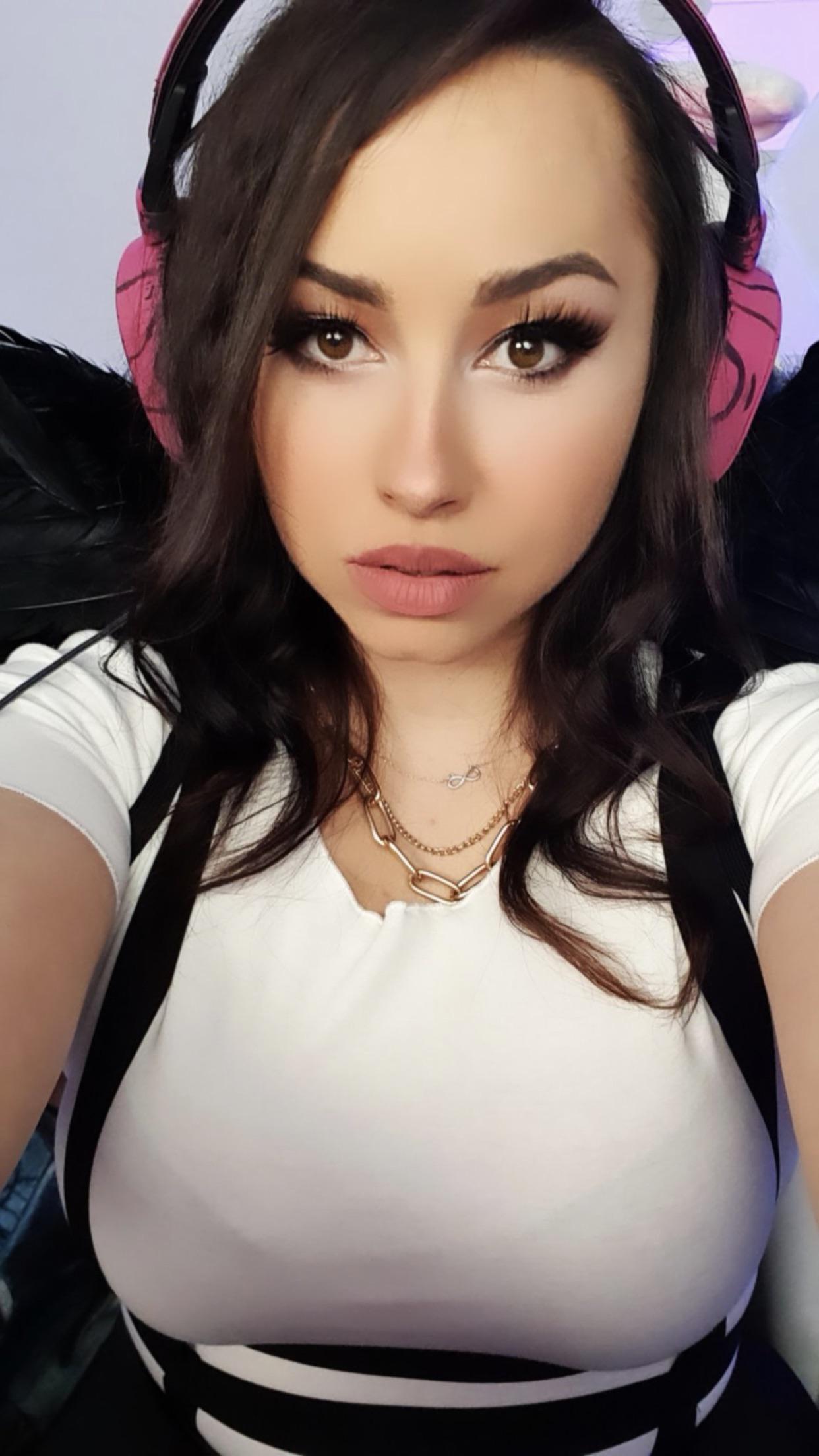 Sara aka Bunnygirl making my hand very happy | Scrolller