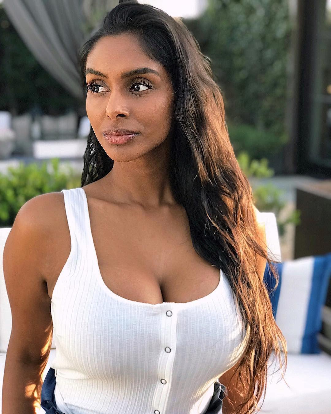 Sarah Mak | Scrolller